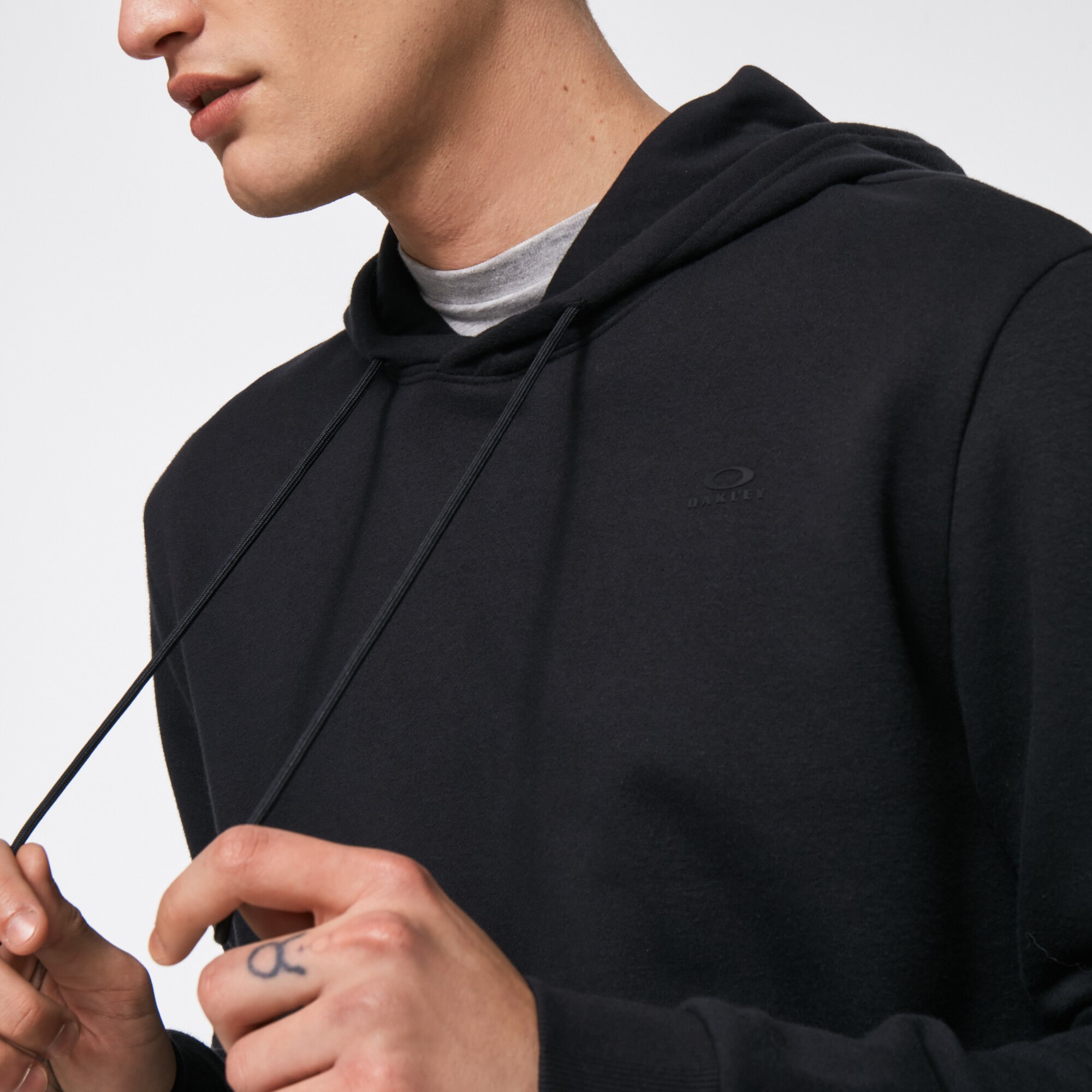 Oakley Relax Pullover Hoodie - Blackout | Oakley US Store