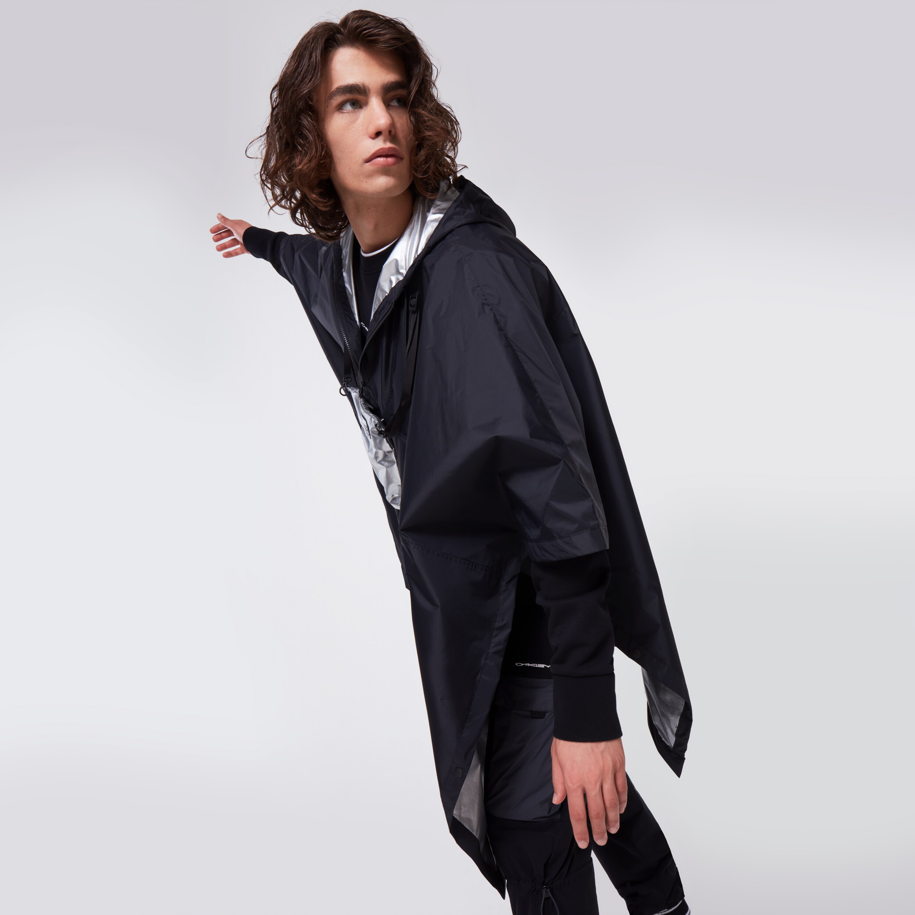 Oakley Oakley® Definition Poncho - Blackout | Oakley SE Store